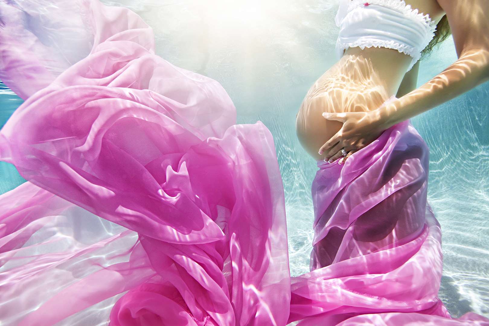 Go Ask Mum Floating in Water: Check out These Stunning Underwater ...
