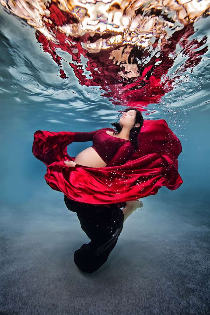 Go Ask Mum Floating in Water: Check out These Stunning Underwater ...