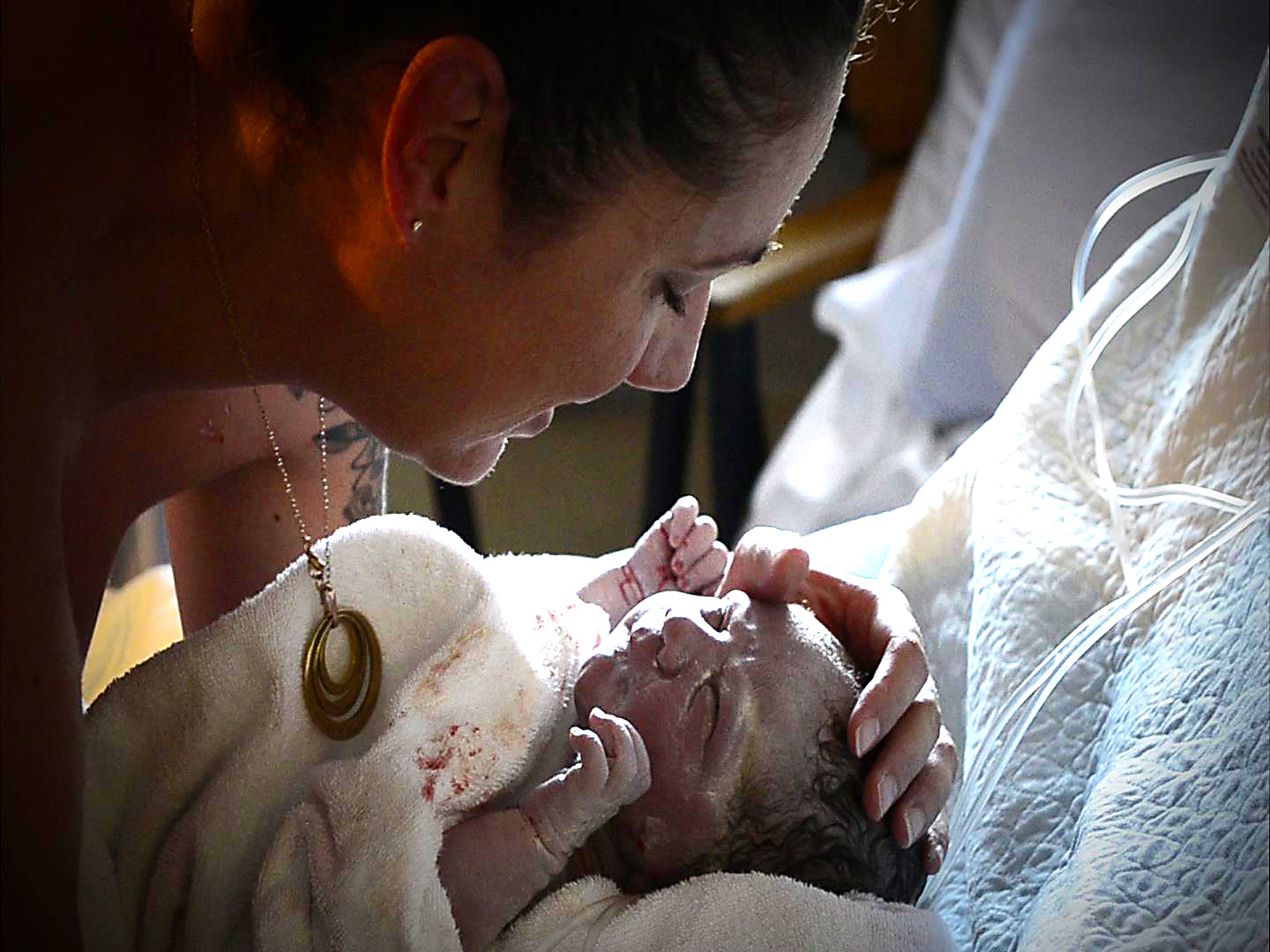 Go Ask Mum Amazing Video Of Baby "Popping Out" Of Gentle C-Section ...