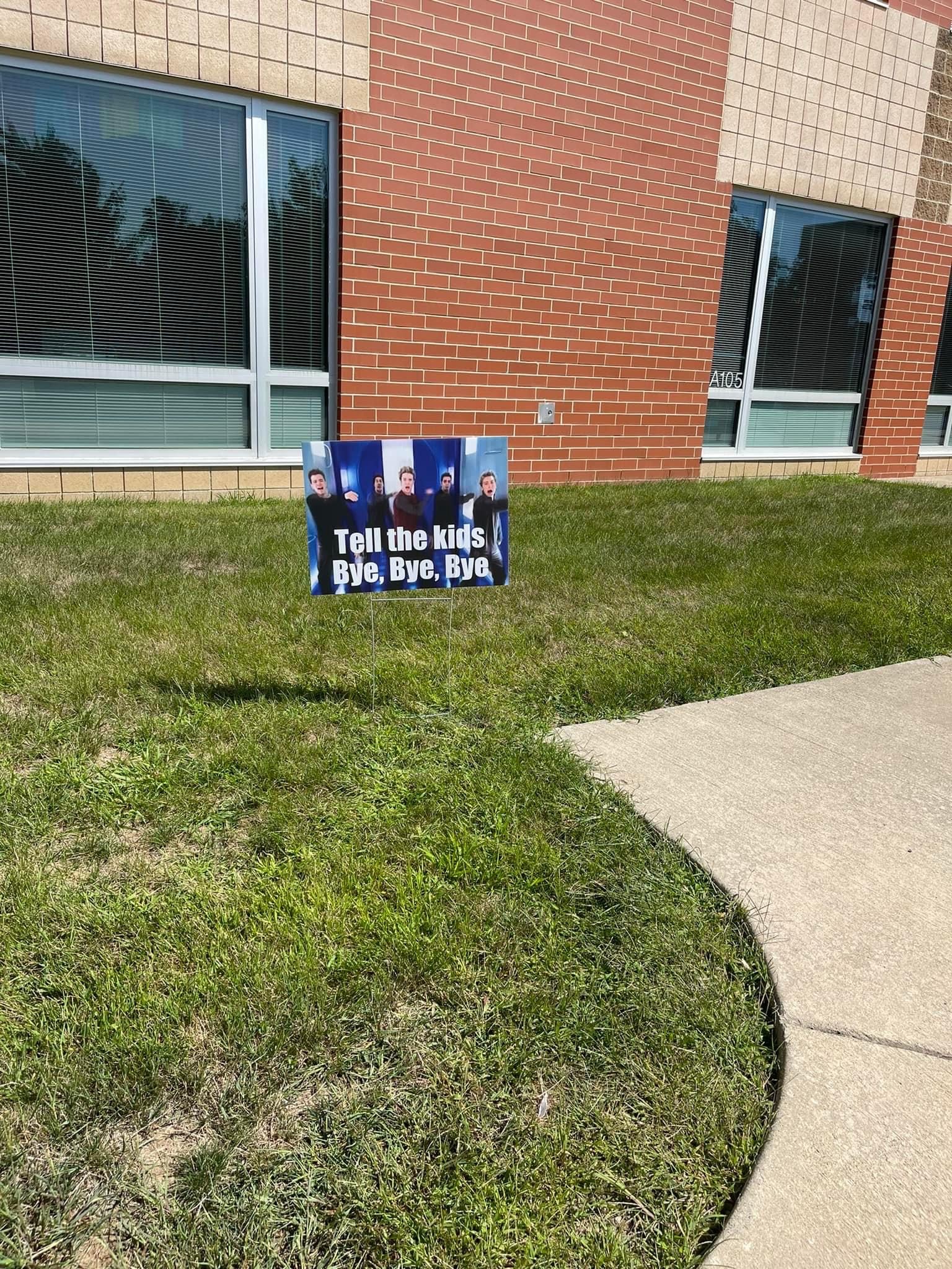 Go Ask Mum US Primary School Places Hilarious Signs Along Their Drop ...